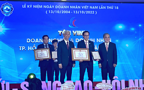 Secoin và Chủ tịch Đinh Hồng Kỳ vinh dự nhận danh hiệu "Doanh nghiệp và Doanh nhân TP Hồ Chí ...